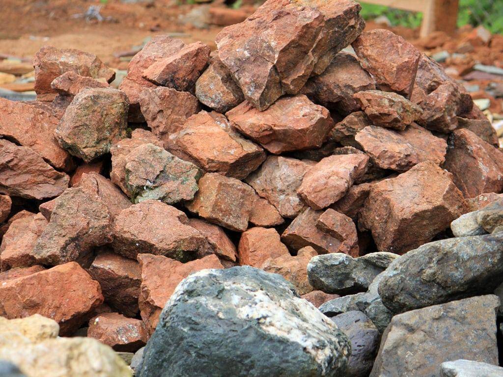 Малиновый кварцит для бани: свойства белого и розового